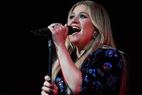 Kelly Clarkson Got A Tattoo On Her Middle Finger In Honour Of A Vicious Person