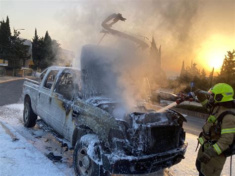 טנדר נשרף במהלך נסיעתו ברחוב ארתור בירם בחיפה חי פֹּה תאגיד החדשות של חיפה והסביבה