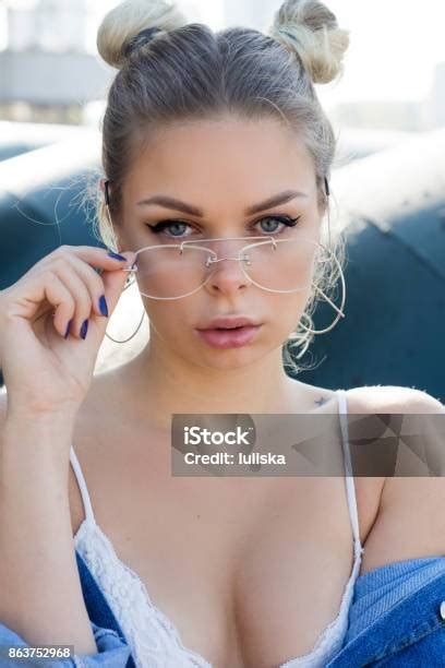 Potret Gadis Bergaya Dengan Kain Modern Cerah Dalam Kacamata Di Luar Ruangan Di Jalan Foto Stok