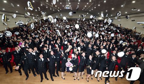 모자를 던지며 졸업 뉴스1