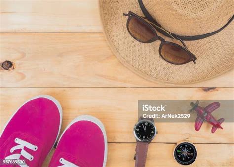 여행 계획 개념 배경 여행자의 액세서리의 상위 뷰 배경에 나무개념 복장 및 여행 빈티지 스타일 복사 텍스트를 위한 공간 휴가 필수 항목 가죽에 대한 스톡 사진 및 기타