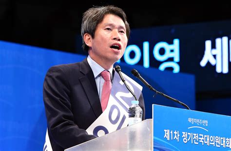 연설하는 이인영 당대표 후보 포토 민중의소리