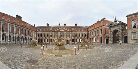 Exposición De Las Esculturas De La Arena En La Yarda Superior Fotografía Editorial Imagen De