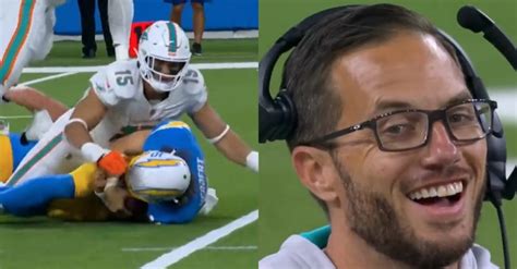 Dolphins Hc Mike Mcdaniel Has Epic Reaction To Weak Roughing The Passer
