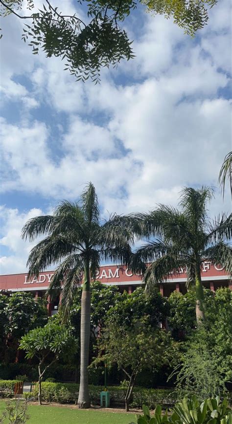 Lsr 🧎🏻‍♀️ College Vision Board Dream College University Life