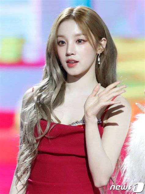 宋雨琪穿酒红吊带裙现身sbs红毯 比心微笑似洋娃娃 搜狐大视野 搜狐新闻 宋雨琪穿酒红吊带裙现身sbs红毯 比心微笑似洋娃娃 搜狐大视野 搜狐新闻