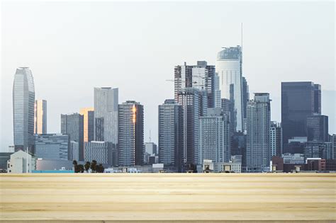 배경에 낮에 아름다운 로스 앤젤레스 도시 경관나무 판자로 만든 빈 테이블 상단 모형 0명에 대한 스톡 사진 및 기타 이미지 0명 건축 고층 건물 Istock