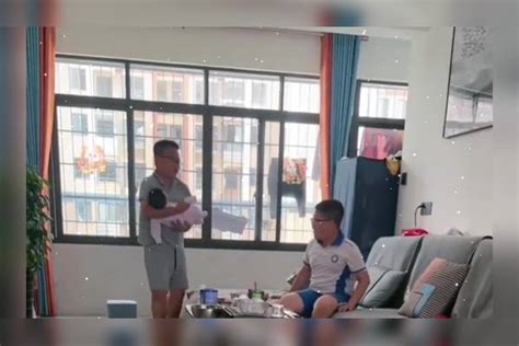 双胞胎哥俩成天争抢妹妹，妈妈：我都没机会抱，网友：再生一个吧