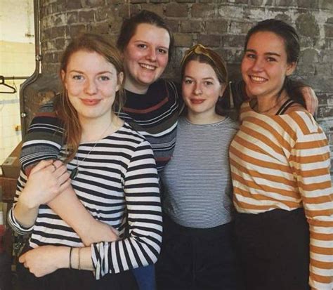 Waitresses [4] Scrolller