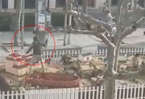 El Grinch Existe Un Hombre Destroza Un Portal De Belén Municipal A