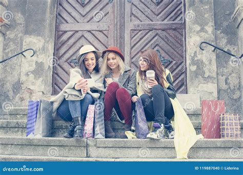 Tre Migliori Amici Che Godono Dopo La Compera Tre Ragazze Ma Fotografia