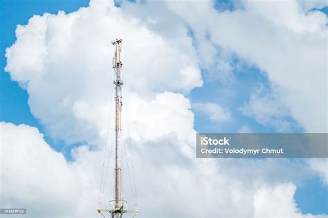 4g 및 5g 셀룰러의 통신 타워 매크로 기지국 무선 모듈과 스마트 안테나가 장착된 5g 무선 네트워크 통신 장비가 하늘 배경에