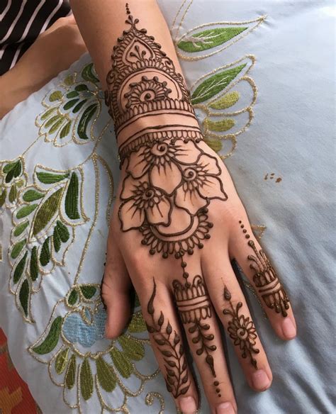 Pin By Hana On Henna Cute Henna Designs Henna Designs Hand Henna Designs Back