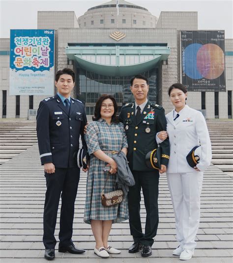 아빠가 시구·아들이 포수·딸이 타자‘군인일가 특별한 야구장 나들이 매일경제