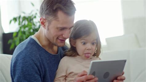 爸爸和可爱的女孩拍搞笑的自拍模板素材 稿定设计