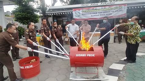 Hasil Sitaan Penangkapan Kejari Brebes Musnahkan Sebanyak 51 560 Batang Rokok Ilegal Dan