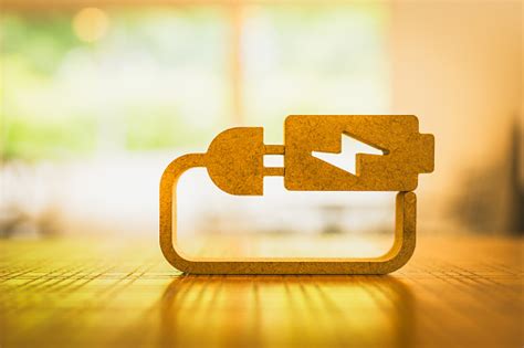 배터리 충전 표시기 목재 모델 연결된 충전 케이블로 기술 배터리 고출력 전기 에너지 깨끗한 전기로 전기 자동차 및 모바일 장치에 배터리 개념에 대한 스톡 사진 및 기타