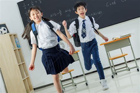 在教室里的快乐小学生高清图片下载 正版图片507635749 摄图网
