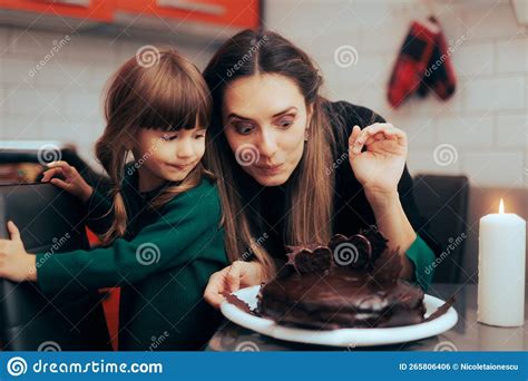 Madre E Hija Mirando Una Torta De Chocolate Casera Foto De Archivo
