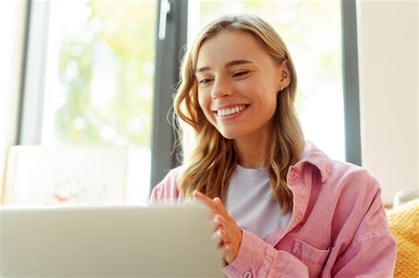 Premium Photo Smiling Attractive Woman Using Laptop Computer