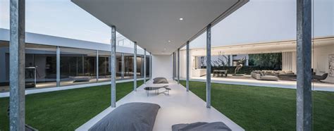 Moving Terrace Follows The Sun At Robert Koniecznys Quadrant House
