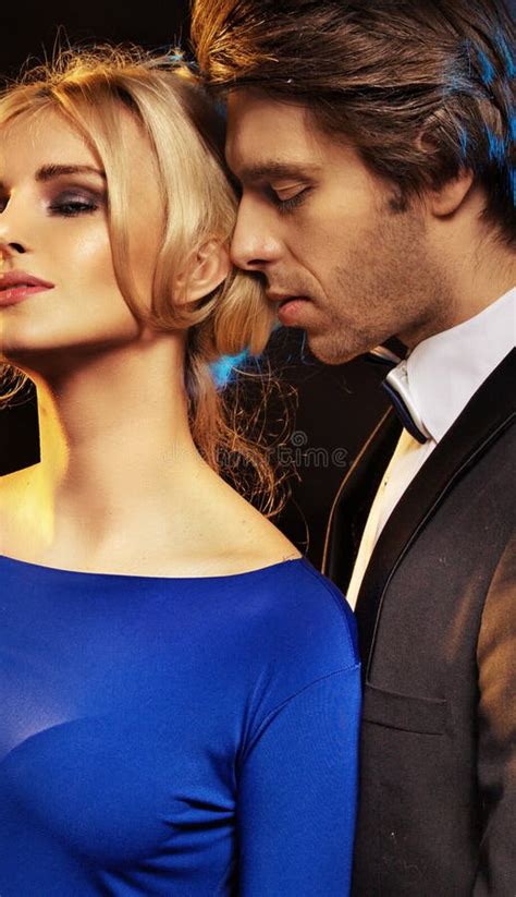 Uomo Bello Che Seduce Una Ragazza Elegante Fotografia Stock Immagine Di Datare Bello
