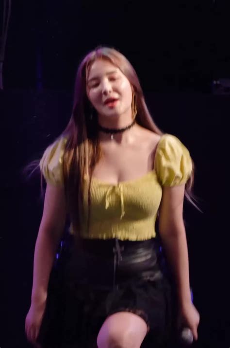 Momoland Nancy Scrolller