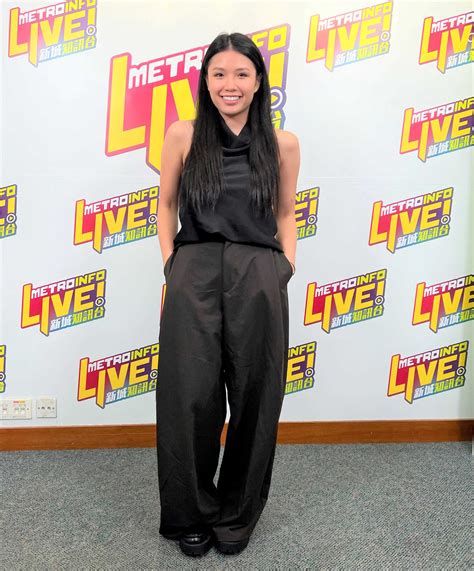 新晉歌手林芊瑩接受新城《梨事會》主持葉文輝訪問 自爆童年五音不全兼「鵝公喉」 娛快網 Happy Media Pro