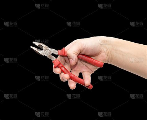 手里拿着黑底上的钳子