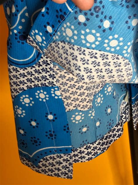 1960s 1970s Total Fit Blue And White Pointed Collar S Gem