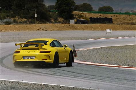 וולטר רוהרל על פורשה Gt3 בן 70 ועדיין יודע את העבודה וידאו אוברדרייב אתר רכב ואופנועים