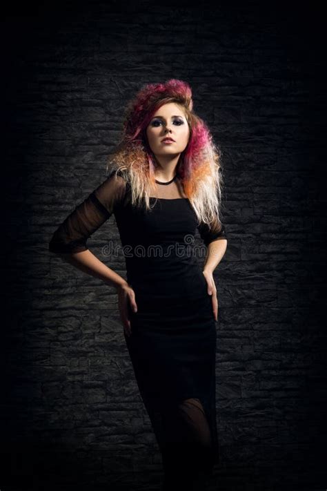 Halloween Konzept Junger Mensch Und Hexe Im Verlies Stockbild Bild