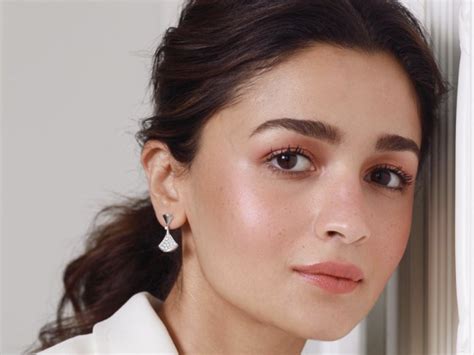 How To Make My Makeup Look Dewy Saubhaya Makeup