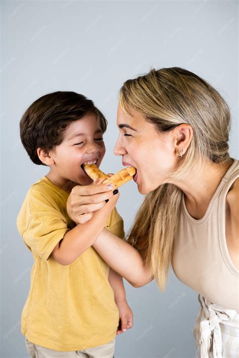 Mãe E Filho Desfrutando E Comendo Um Lanche Latino Americano Chamado