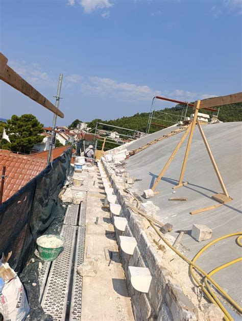 Kapi Kiše Tijekom Svete Mise Neće Više Vjernicima Kapati Na Glavu