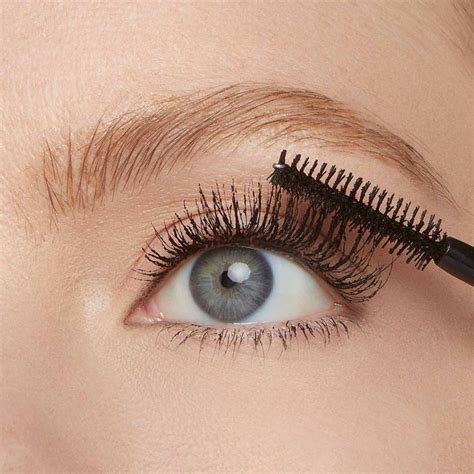 How To Fix Clumpy Mascara Mascara Makeup Tutuorial Maybelline Uk