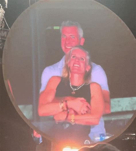 콜드플레이 불륜 임원 커플 덕에 이 기업만 신났다인지도 상승에 방긋 Zdnet Korea