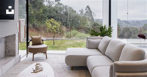 Moderno Salón Con Grandes Ventanales Con Vistas A La Naturaleza Foto