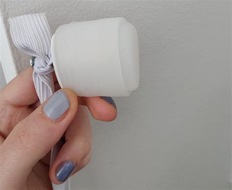Labia Minora Stretching Device