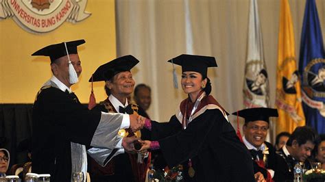 Julia Perez Minder Raih Ipk Di Atas 3 Entertainment