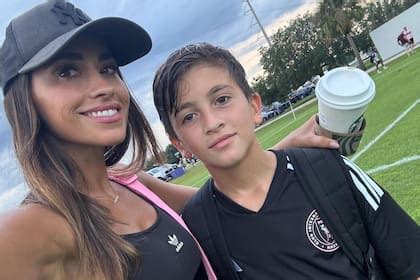 El Look Deportivo Y Súper Canchero De Antonela Roccuzzo Para Ver A Su Hijo Thiago Jugar Al