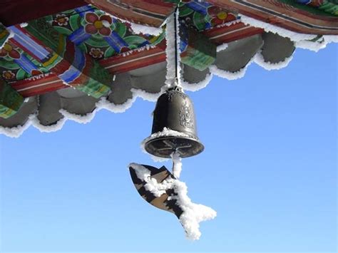 영민 절 추녀 밑 풍경에 왜 물고기를 매달아 놨을까 풍경의 끝에는 물고기가 달려 있습니다 물고기가 바람을 맞아 풍경소리를 울려 퍼지게 합니다 그런데 왜 이 풍경에