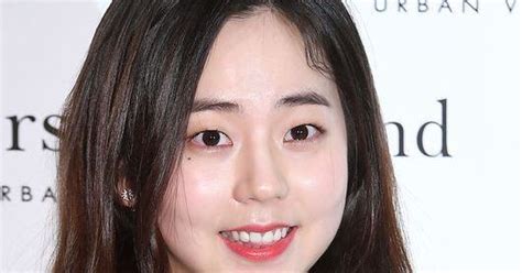 사진 안소희사랑스럽게 미소지으며