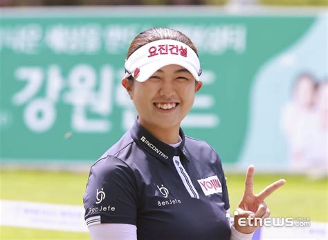 포토 예쁜 눈웃음로 출발하는 신유진 전자신문