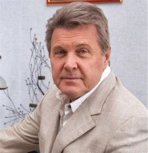 Lev Leschenko Biography Crooner