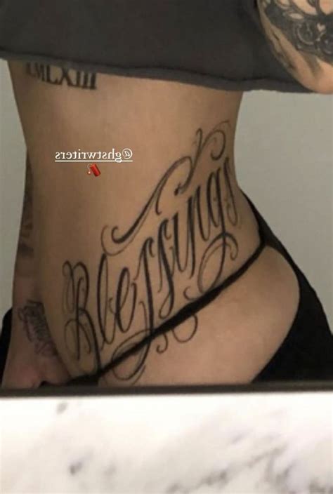 Tatuajes De Letras En El Estómago