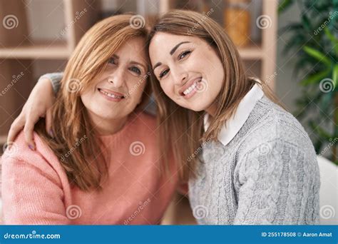 Madre E Hija Se Abrazan Sentados En El Escritorio En Casa Foto De