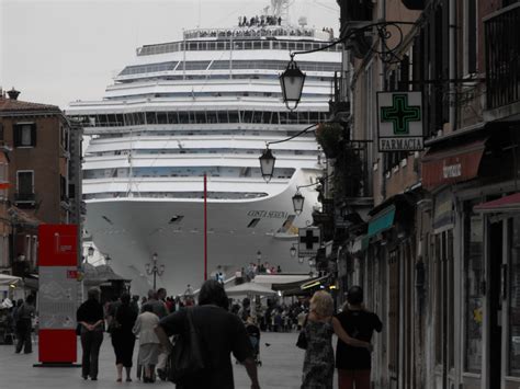 배경 화면 하늘 선박 하부 구조 해군 건축 보트 건물 운송 수단 창문 시티 재킷 크루즈 페리 배 여객선 유람선 보행자 도시 디자인 혼합 사용