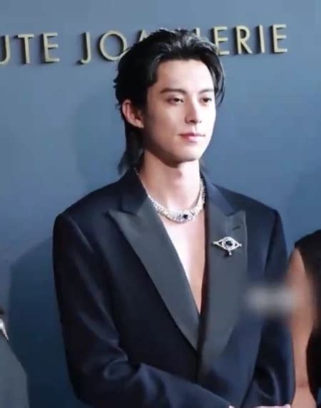 王鹤棣参加lv活动，真空西装荷尔蒙爆棚，浓颜剑眉帅出圈，太像豪门贵公子！