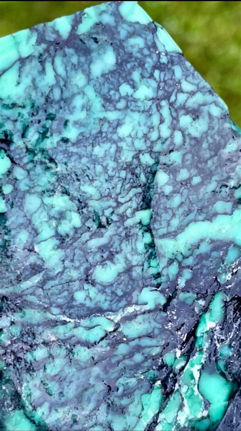 Variscite Rough Stone Apple Green Black Webbing 2650g Natural Emerald